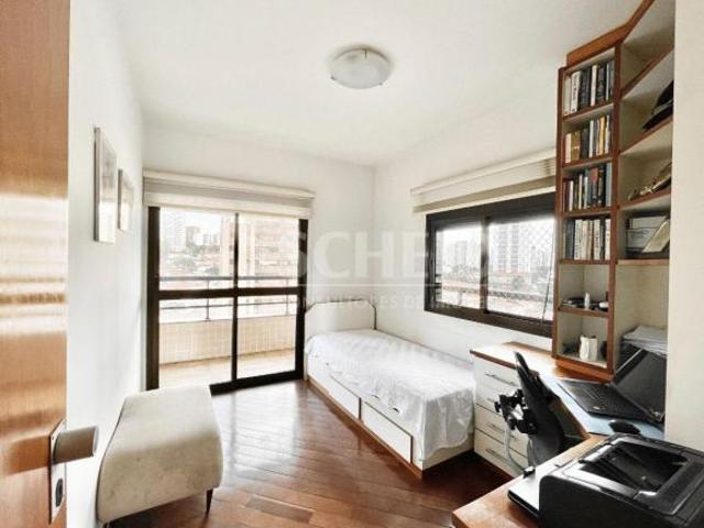 Apartamento á Venda na Vila Mariana com 177m², 4 quartos sendo 2 suítes, 3 vagas