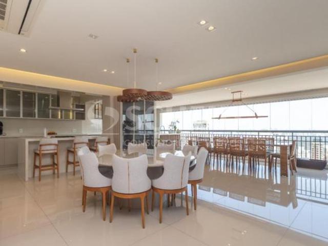 Apartamento á Venda na Vila Mariana com 246m², 3 quartos sendo 3 suítes, 4 vagas