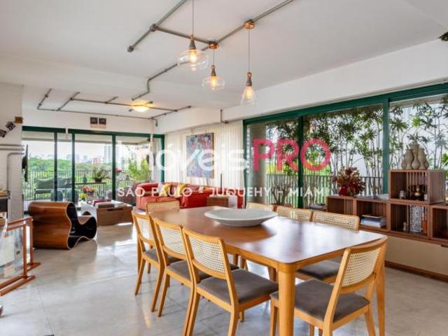 Apartamento à venda na Vila Nova Conceição com 348m2 e 2 suítes