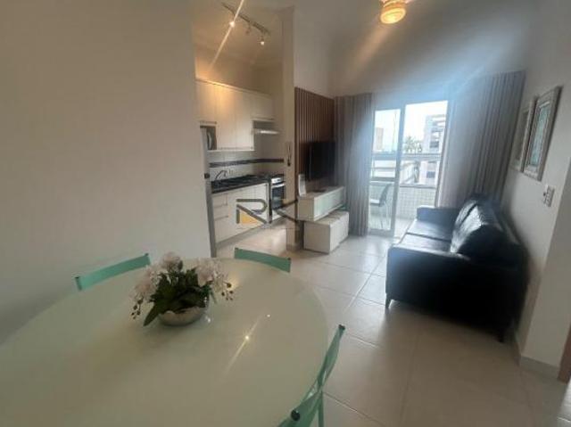 Apartamento à venda nas Toninhas com 2 dormitórios, varanda gourmet com churrasqueira 180 metros da