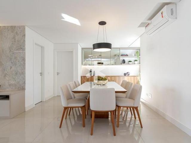 Apartamento à venda nas Mercês, todo mobiliado com 3 Suítes e 2 vagas
