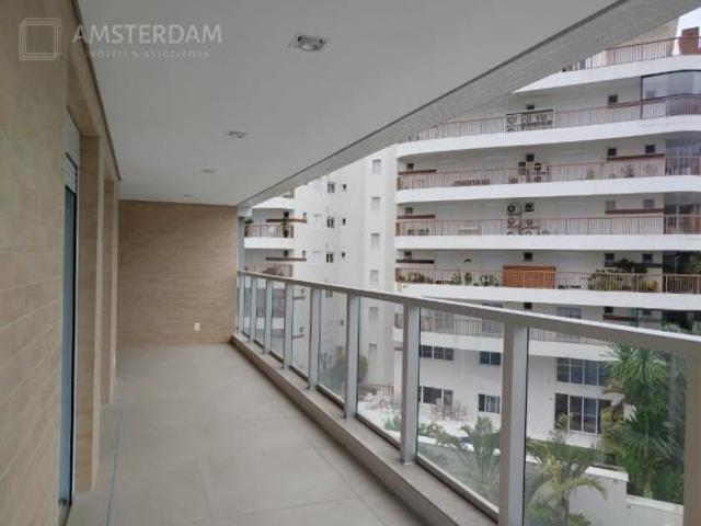 Apartamento à venda no M7, na Riviera, um dos mais nobres prédios, 3 dormitórios sendo 1 suíte, 2 va