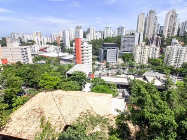 Apartamento á Venda no Morumbi com 228m². 3 quartos sendo 3 suítes, 6 vagas
