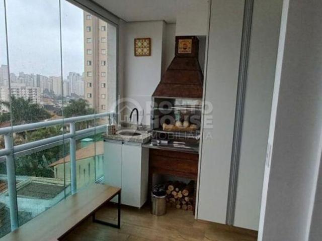 Apartamento à venda no bairro Vila Gumercindo com 2 dormitórios, varanda e 1 vaga