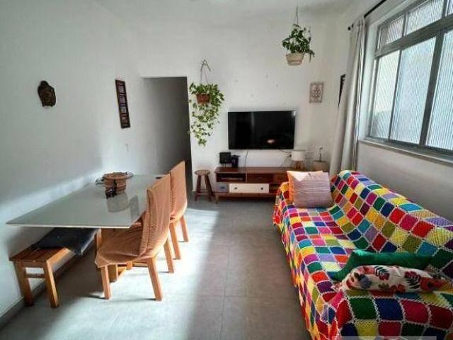 Apartamento à Venda no Bairro do Embaré, 2 Dormitórios com Depend. de Empregada, Duas Quadras da Pra