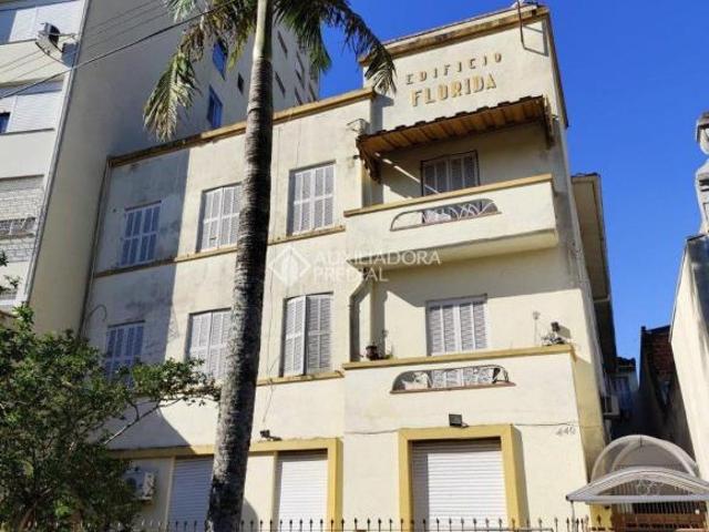 Apartamento à Venda no Bairro Floresta com 3 Dormitórios e Pátio Porto Alegre