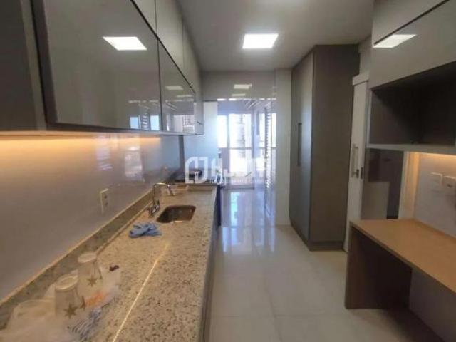 Apartamento no Edifício Vega com 3 suítes e 132 m²