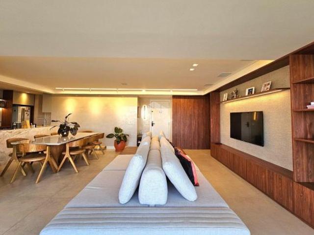 Apartamento a venda no Brooklin com 146m², MOBILHADO 3 suites, varanda gourmet, 2 vagas de garagem e