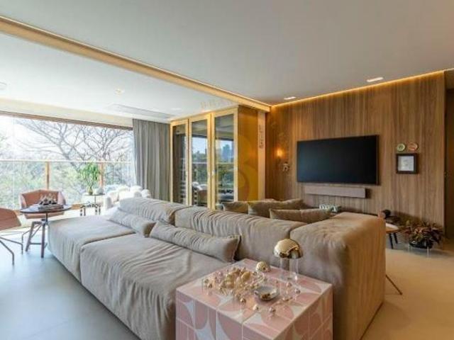 Apartamento à venda no Campo Belo, 142 m², 2 suítes, 2 vagas + depósito mobiliado