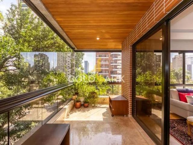 Apartamento à Venda no Campo Belo 272m², 1 por Andar 4 suítes 7vagas