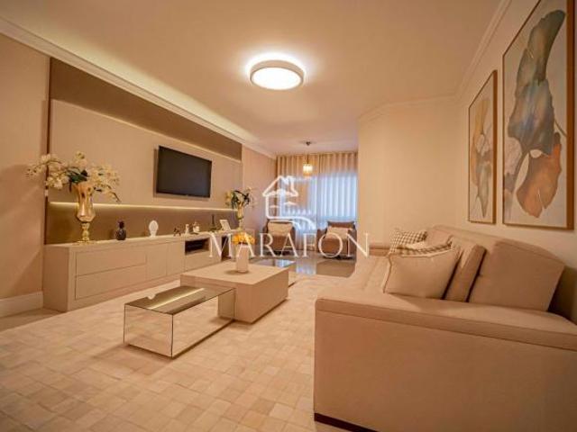 APARTAMENTO À VENDA NO CENTRO DE GRAMADO COM TRÊS SUÍTES!