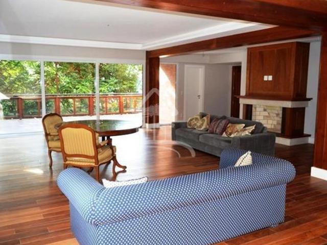 APARTAMENTO À VENDA NO CENTRO DE GRAMADO COM TRÊS SUÍTES!