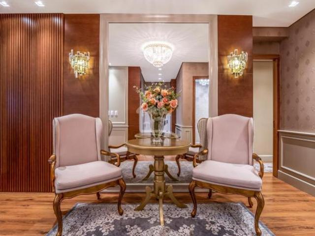 APARTAMENTO À VENDA NO CENTRO DE GRAMADO COM TRÊS SUÍTES