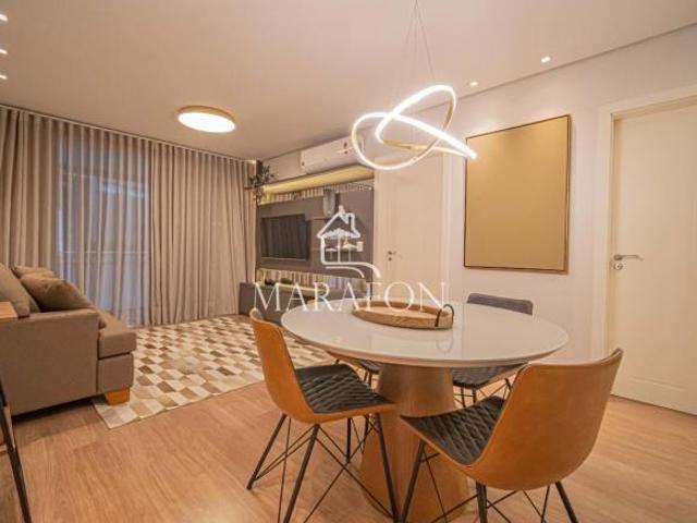 APARTAMENTO À VENDA NO CENTRO DE GRAMADO COM UMA SUÍTE!