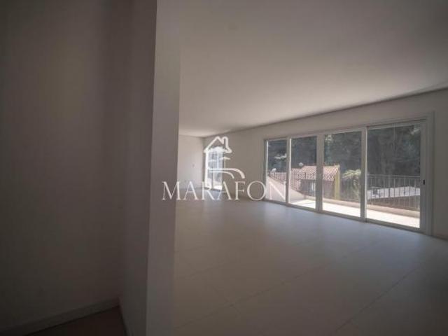 APARTAMENTO À VENDA NO CENTRO DE GRAMADO COM DUAS SUÍTES
