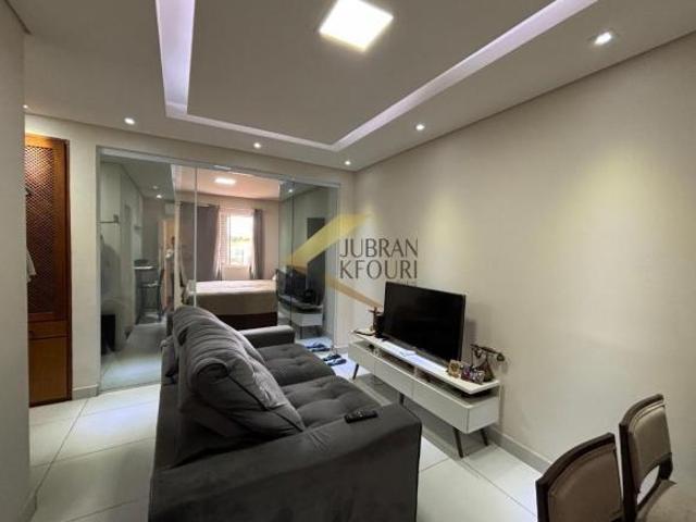 Apartamento à venda no Centro reformado, dormitório, living, cozinha americana, armários, banheiro
