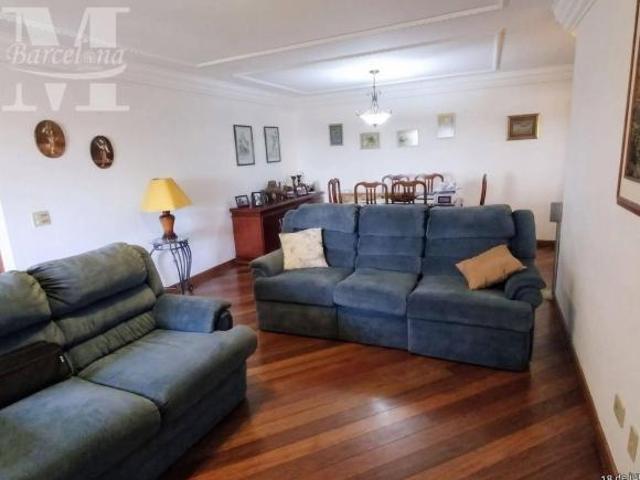 Apartamento a venda no Champagnat Tower Residence, andar alto, face norte, em frente à Praça da Ucrâ