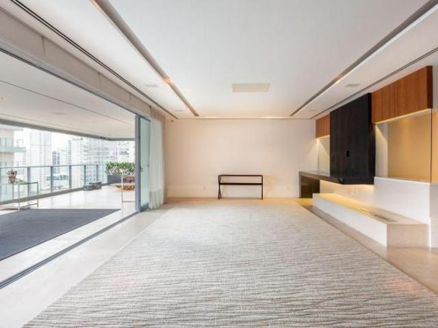 Apartamento à venda no Condomínio Praça Vila Nova na Vila Nova Conceição em São Paulo SP