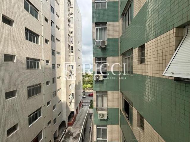 Apartamento à venda no Gonzaga, Santos, com 2 quartos e 2 banheiros. Excelente localização, conforto