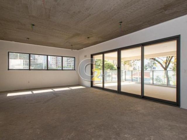 Apartamento á venda no Itaim Bibi, 4 suítes e 4 vagas