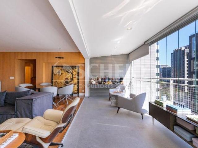 Apartamento á Venda no Itaim Bibi com 169m², 3 quartos sendo 3 suítes, 3 vagas