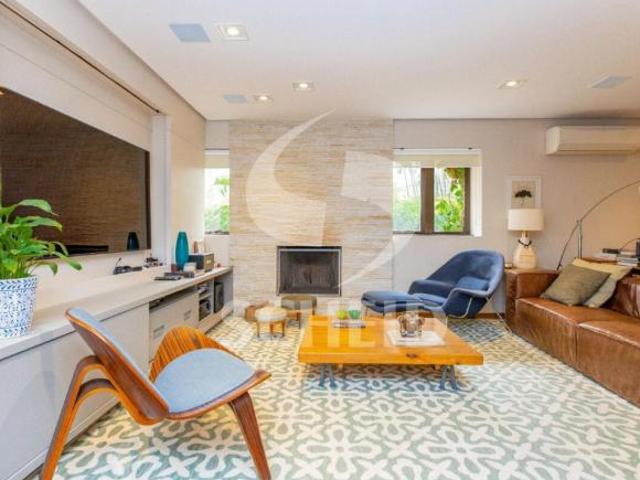 Apartamento á Venda no Itaim Bibi com 218m², 3 quartos sendo 3 suítes, 3 vagas