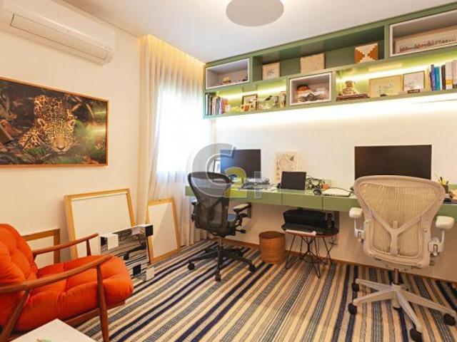 Apartamento à venda no Itaim Bibi com 2 suítes, 3 vagas de garagem