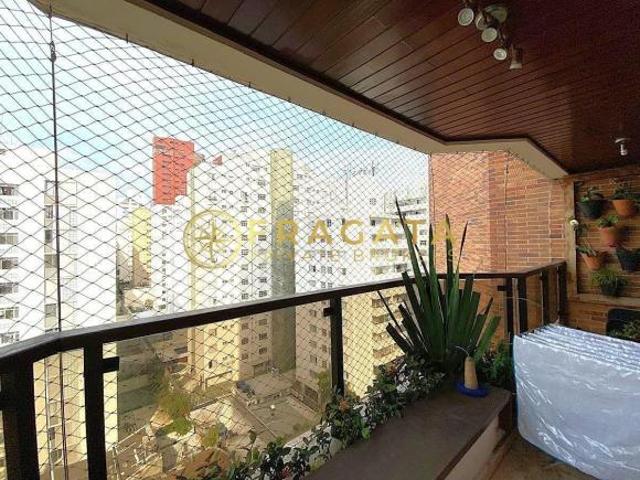 Apartamento á venda no Itaim com 218m² 3 suítes 3 vagas + depósito