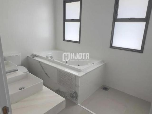 Apartamento no Holt Place com 3 suítes e 197 m²