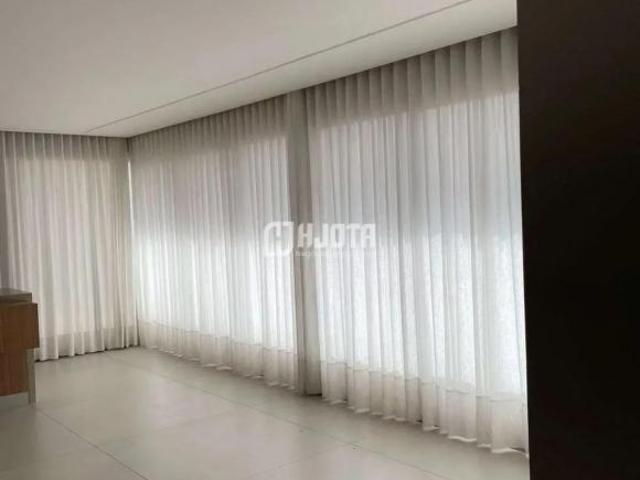 Apartamento no Holt Place com 3 suítes e 197 m²