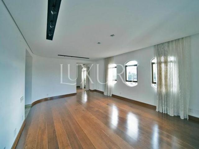Apartamento à Venda no Jardim Paulista, 255 m², 3 suítes, 4 vagss Predio Adolpho Lindenberg
