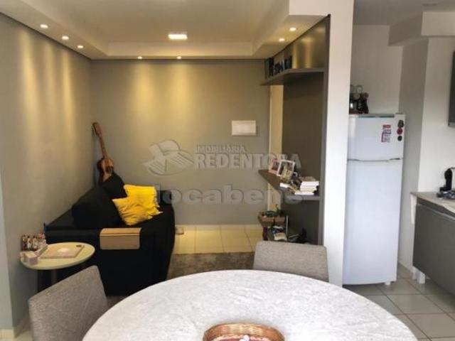 Apartamento a venda no Jardim Planalto com 02 dormitórios, armários, sacada e condomínio completo