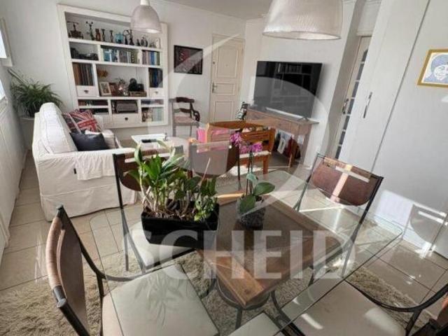 Apartamento à venda no Jardim Prudência, com três quartos e duas vagas de garagem