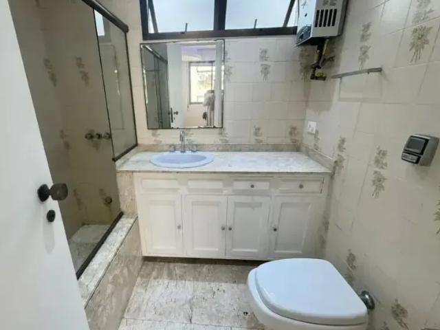 Apartamento à Venda no Leblon – 4 Quartos, Varanda Ampla e 3 Vagas de Garagem!
