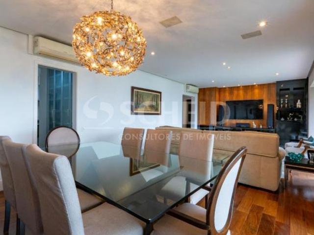 Apartamento á Venda no Panamby com 192m², 4 quartos sendo 4 suítes, 4 vagas
