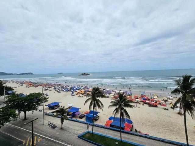 Apartamento à Venda á Beira Mar em Pitangueiras no Guarujá