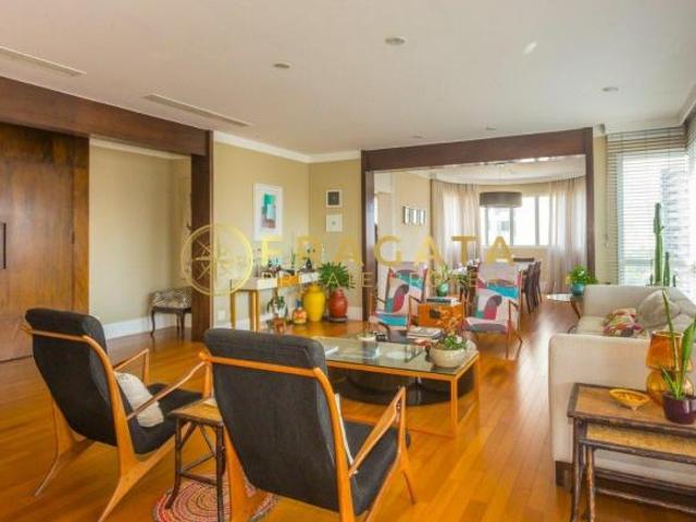 Apartamento á venda, andar alto com 335 m², 4 suítes e 5 vagas Pinheiros/SP