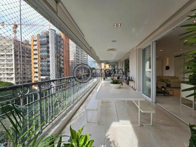Apartamento á venda com 400m², 4 suítes e 5 vagas em Moema