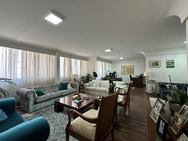 Apartamento a venda com 4 quartos, suíte, 3 vagas e próximo ao Shopping Curitiba