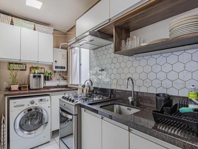 Apartamento à venda com 02 dormitórios / quartos e 01 box. Sacada. Ensolarado