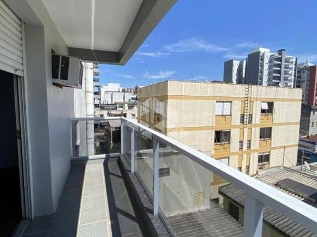 Apartamento à venda com 02 dormitórios, suíte e sacada no Centro de Santa Maria, RS