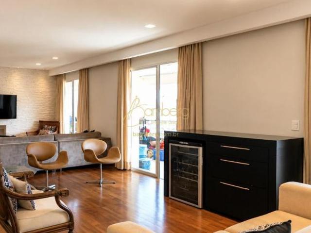 Apartamento à venda com 04 suítes em prédio neoclássico no Campo Belo