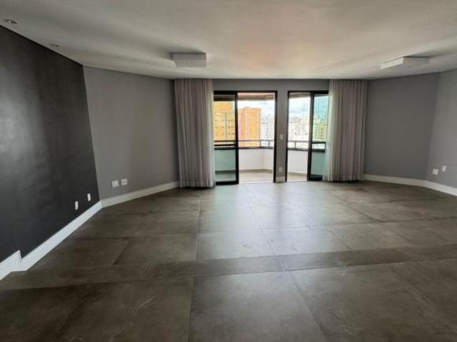 Apartamento à venda com 130 m² e 2 vagas em Moema