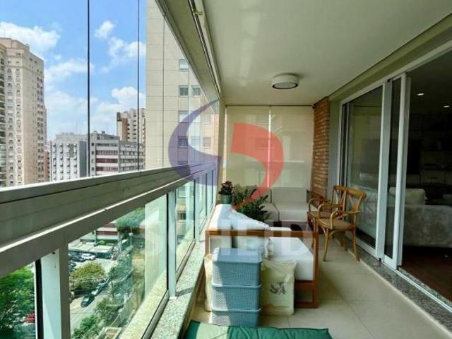 Apartamento à venda com 148m² e 4 vagas de garagem