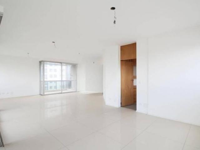 Apartamento à venda com 198m², 4 quartos e 3 vagas.
