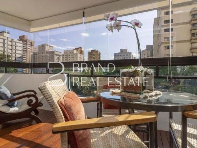 Apartamento à venda com 200m², 4 quartos e 3 vagas em Moema
