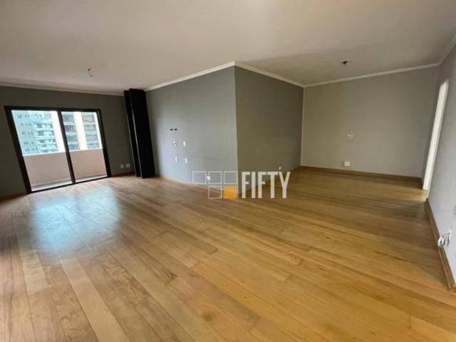 Apartamento à venda com 209m², 3 suítes, depósito e 3 vagas Itaim Bibi SP