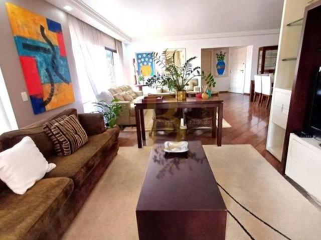 Apartamento à venda com 213 m², próximo ao Parque da Aclimação e metrô