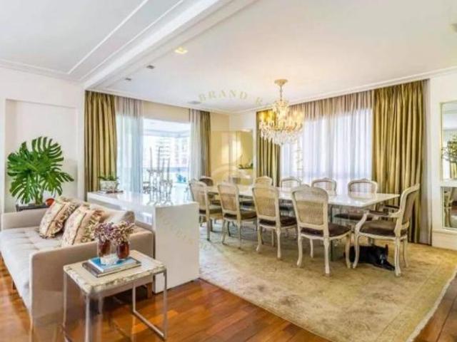 Apartamento á venda com 214m², em Moema, 4 quartos e 4 vagas, andar alto