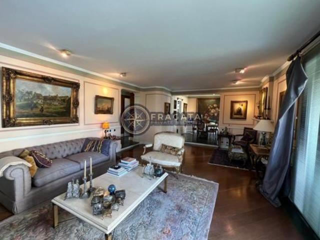 Apartamento á venda, com 220m², Vista Permanente e 4 Vagas Livres Uma rara combinação entre localiza
